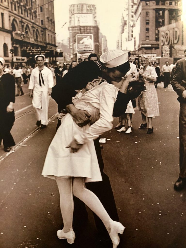 The Kiss - Picture of a Sailor Kissing a Nurse in Times Square on the ...
